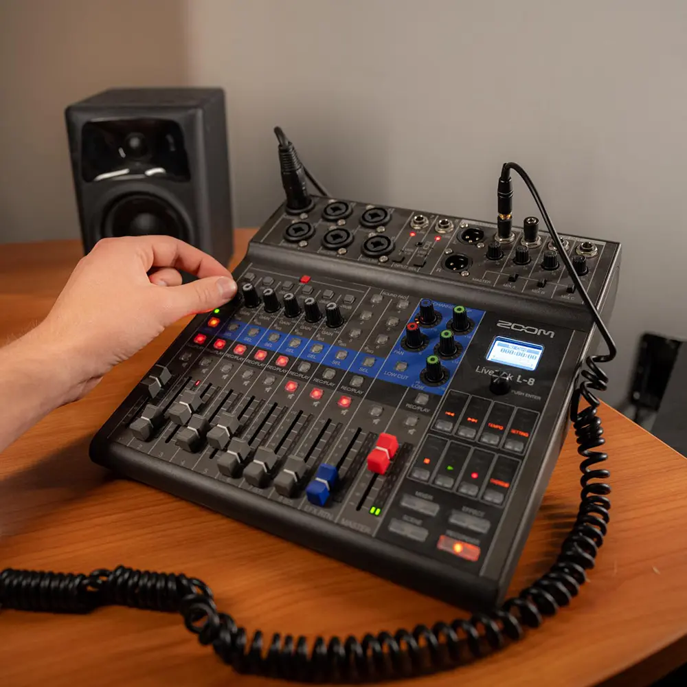 Zoom LiveTrack L-8 Digital Mixer/Recorder – 8-channels, 4 headphone ...
